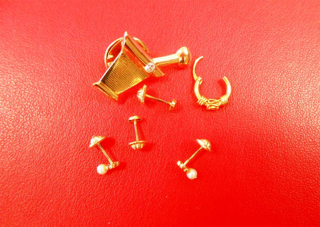 Lot de divers petits objets en or dont boucles d'oreille. Po... - VENTE ...