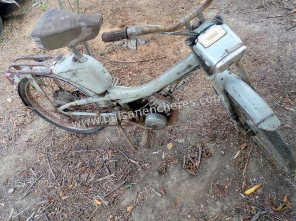 Mobylette - Bleu ciel - Dans son jus - Vente aux enchères de 43 ...