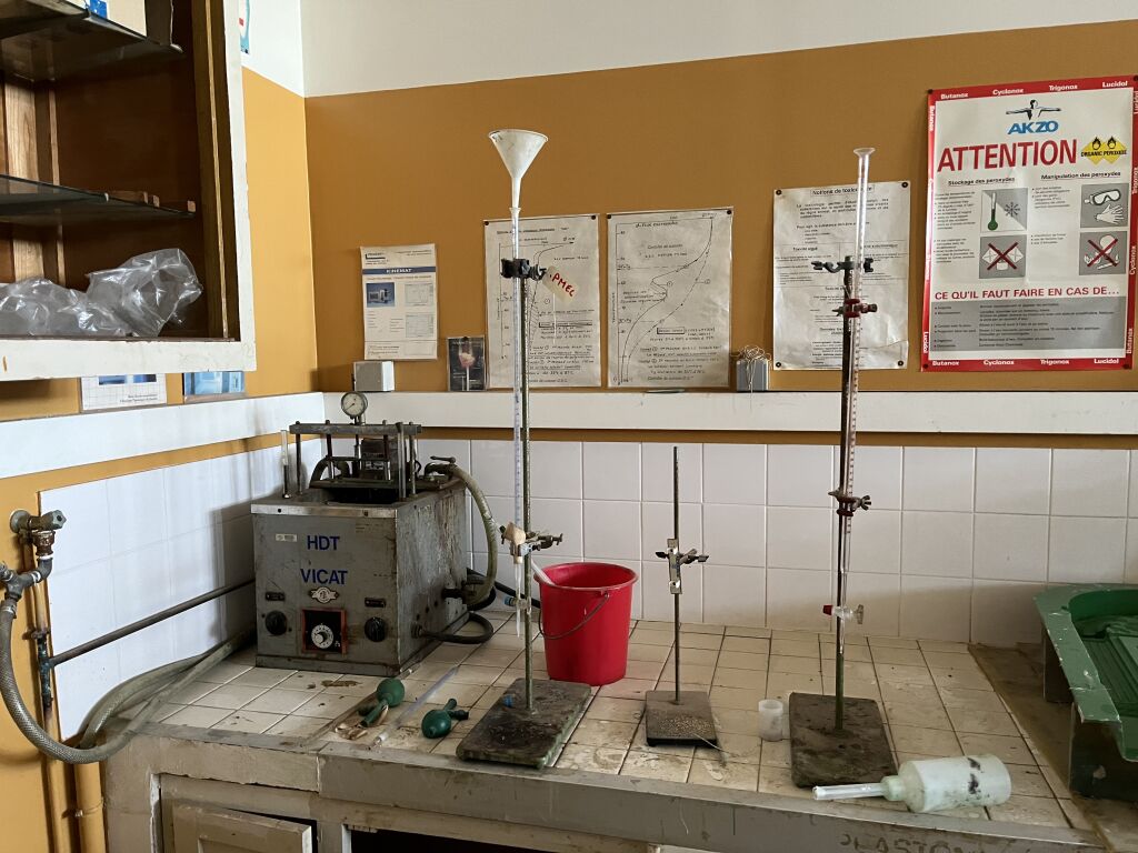 Lot de tous les matériels du laboratoire des matériaux composites ...