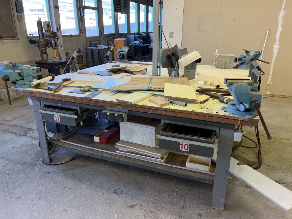 Table d'atelier en métal/bois avec électricité, 4 étaux forts, 3 fers à souder vendus pour ...