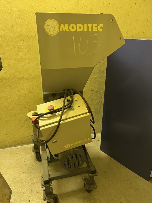 Contenu de la réserve vendu en un lot de diverses machines vendues pour pièces dont perceuses à ...