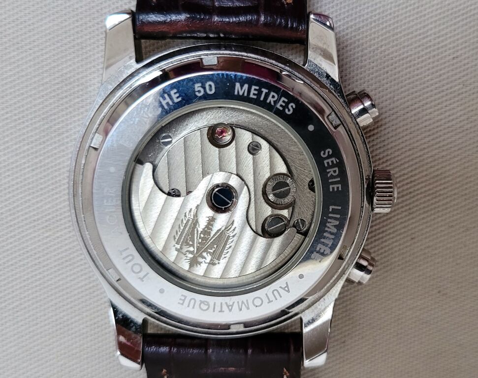 MONTRE HOMME LIP - boitier rond cadran fond crème avec 2 com ...