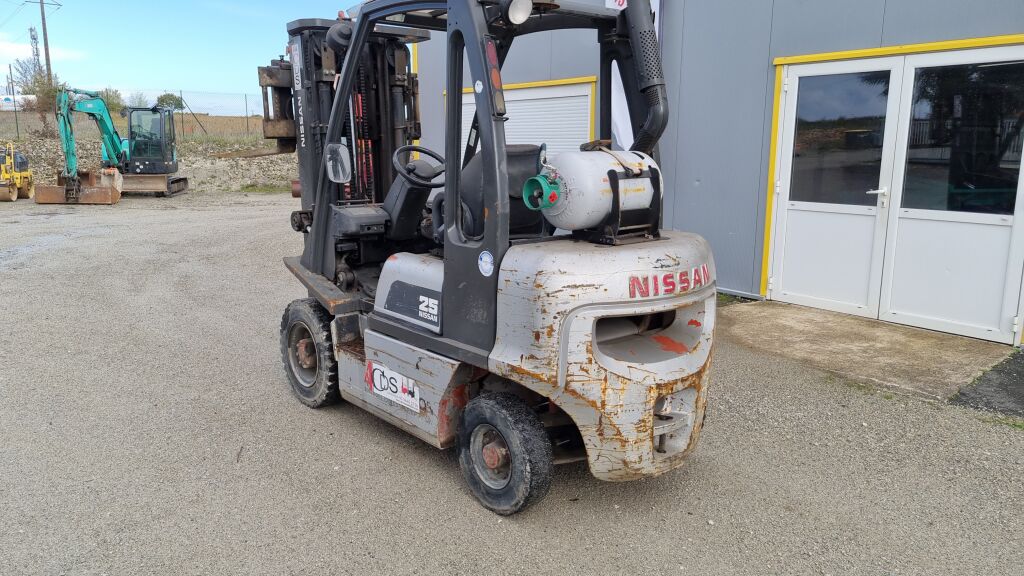 chariot élévateur nissan 25 gpl Fenwick de 2000 élévateur équipé d'un ...