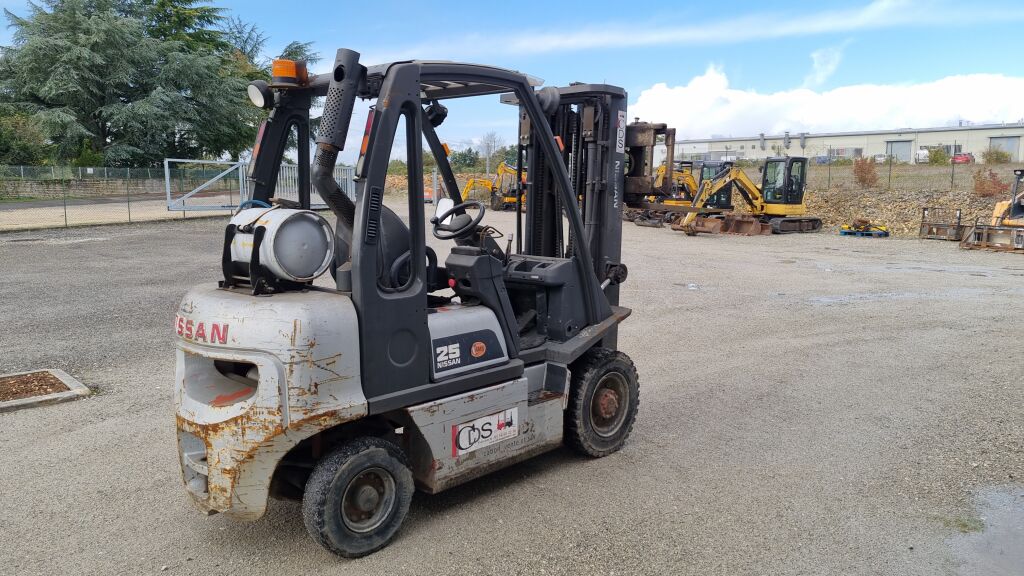 chariot élévateur nissan 25 gpl Fenwick de 2000 élévateur équipé d'un ...